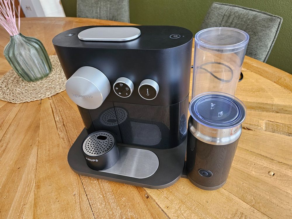 Nespresso Expert & Milk (Gebraucht) in Tübach für CHF 1 – mit Lieferung ...