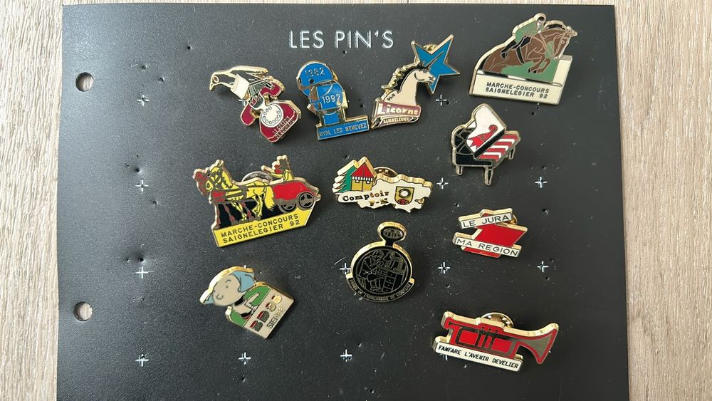 Lot de 11 pin's vintage Suisse Maximilien Pin’s (D'occasion) à Delémont pour CHF 5 – avec ...