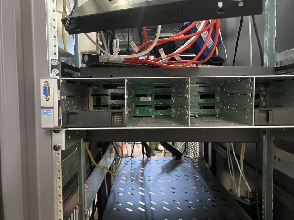 Sun StorEDGE Server Rack mit Netgear Switch und Zubehör (Gebraucht) in ...