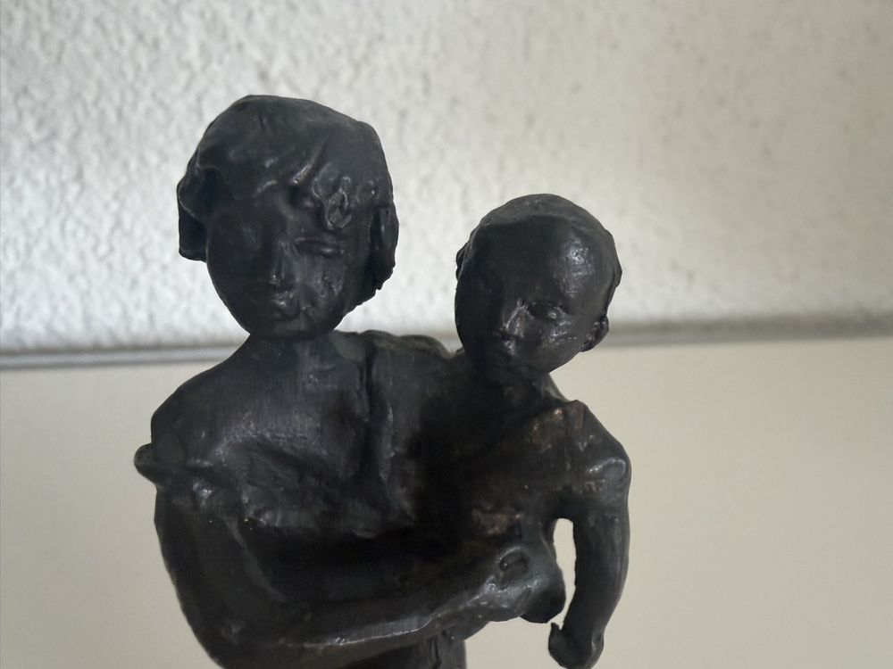 Bronze, Mädchen mit Kleinkind in den Armen, unl. Monogrammie (Gebraucht ...