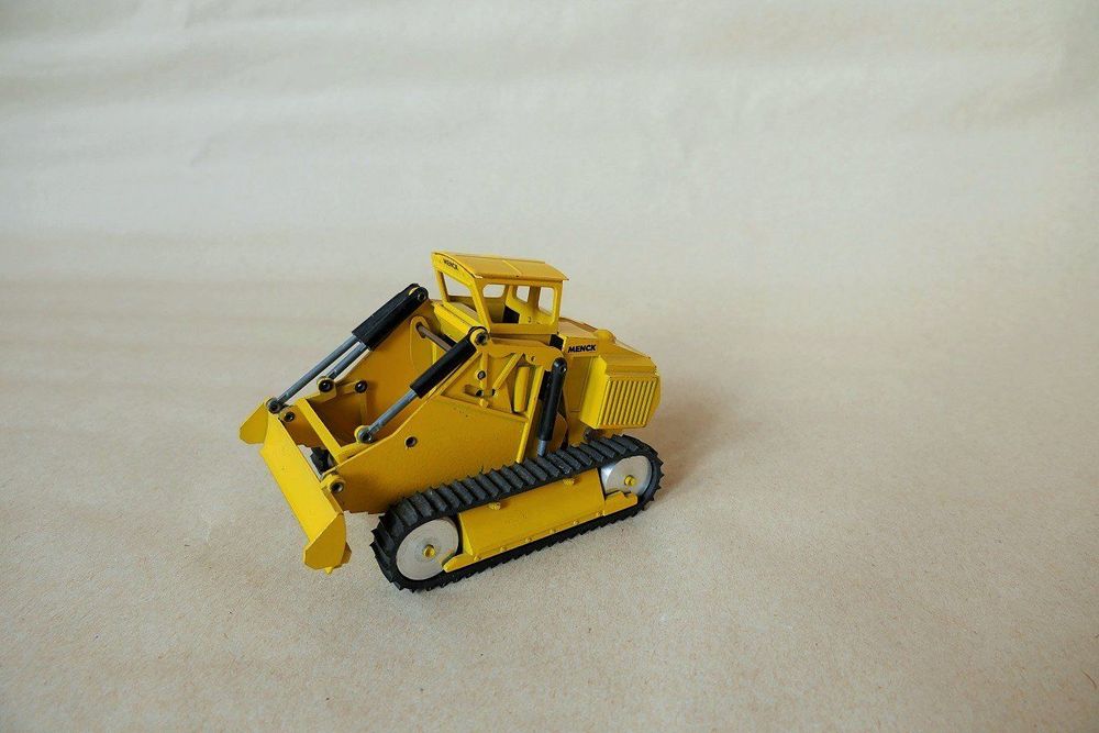 NZG_Menck-SR85_1/50 und MF 300 Raupe (Defekt) in Wilderswil für CHF 84 ...