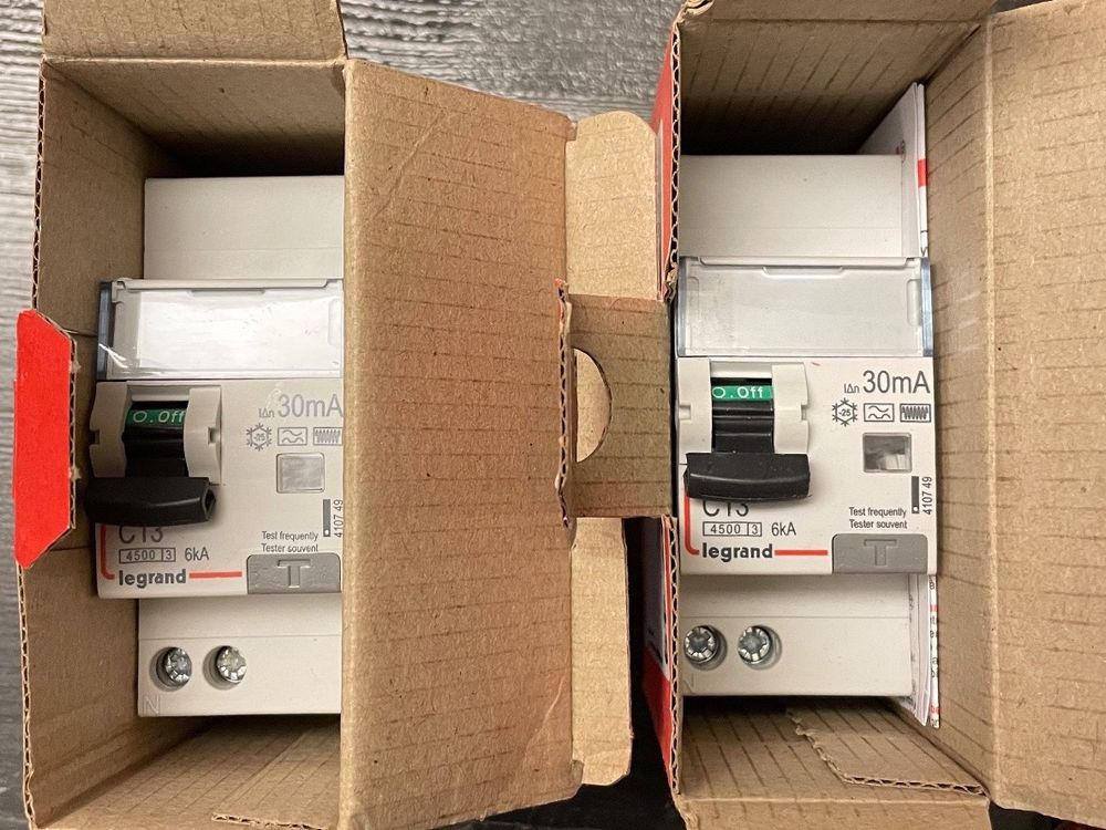 FI-LS Legrand 2P 13A C 30mA Typ F (Neu) (2 stück) (Neuf avec emballage ...