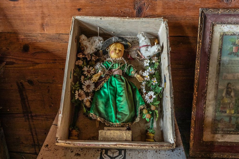 Antike Puppe mit Schafen in Holzkiste | Kaufen auf Ricardo