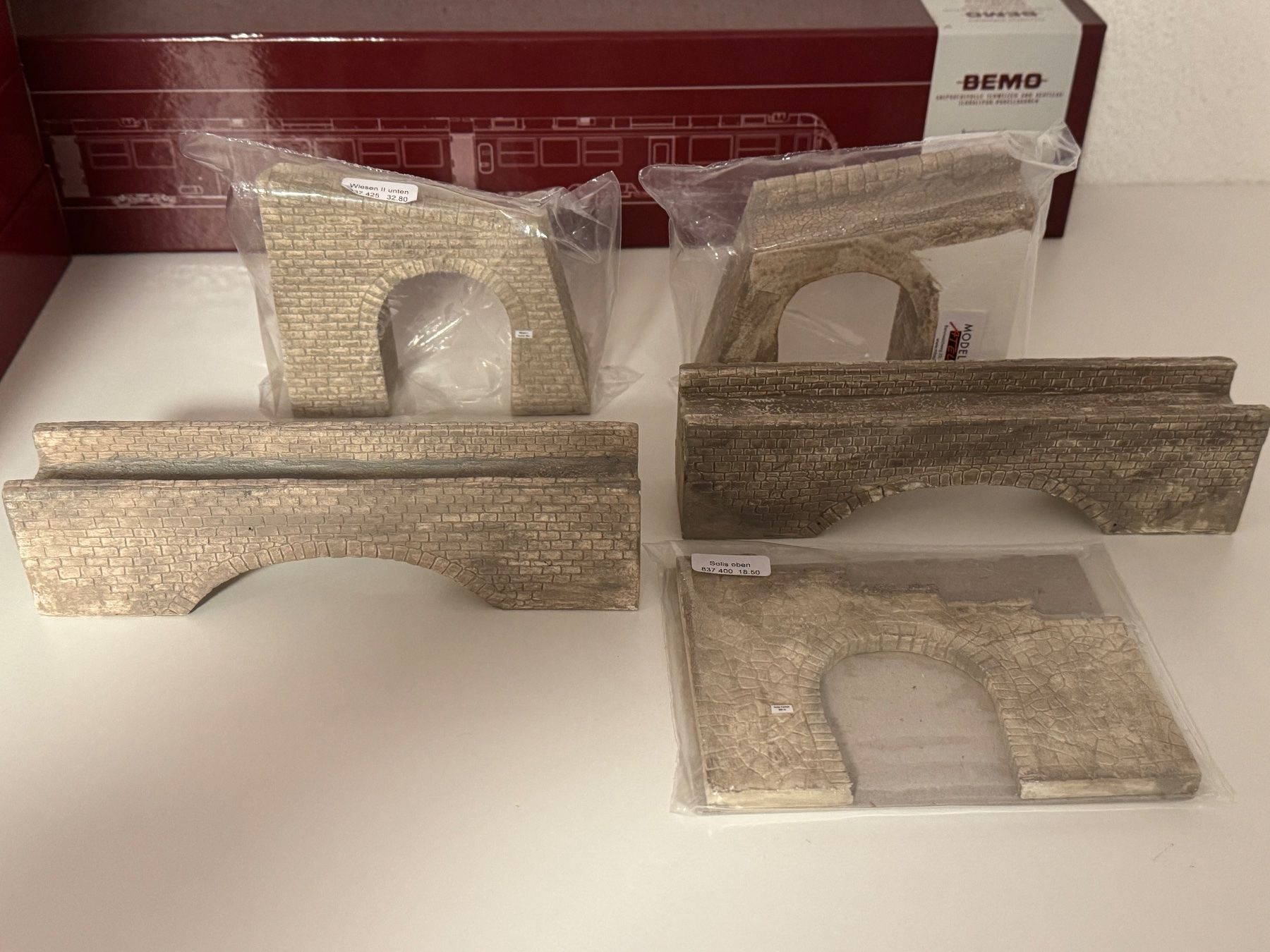 Pirovino 1:87 Set mit 2 Brücken und 3 Tunnelportalen , neu (Neu (gemäss ...