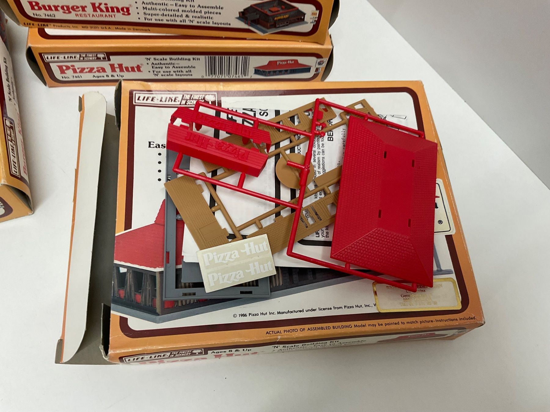 Life-Like Pizza Hut und Burger King - Modellbausatz N 4Stk (Gebraucht ...
