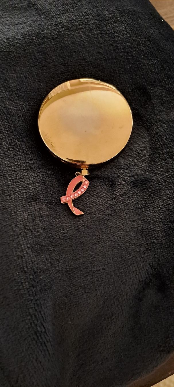 Estee Lauder Pink Ribbon Puderdose (Gebraucht) in Zürich für CHF 90 ...