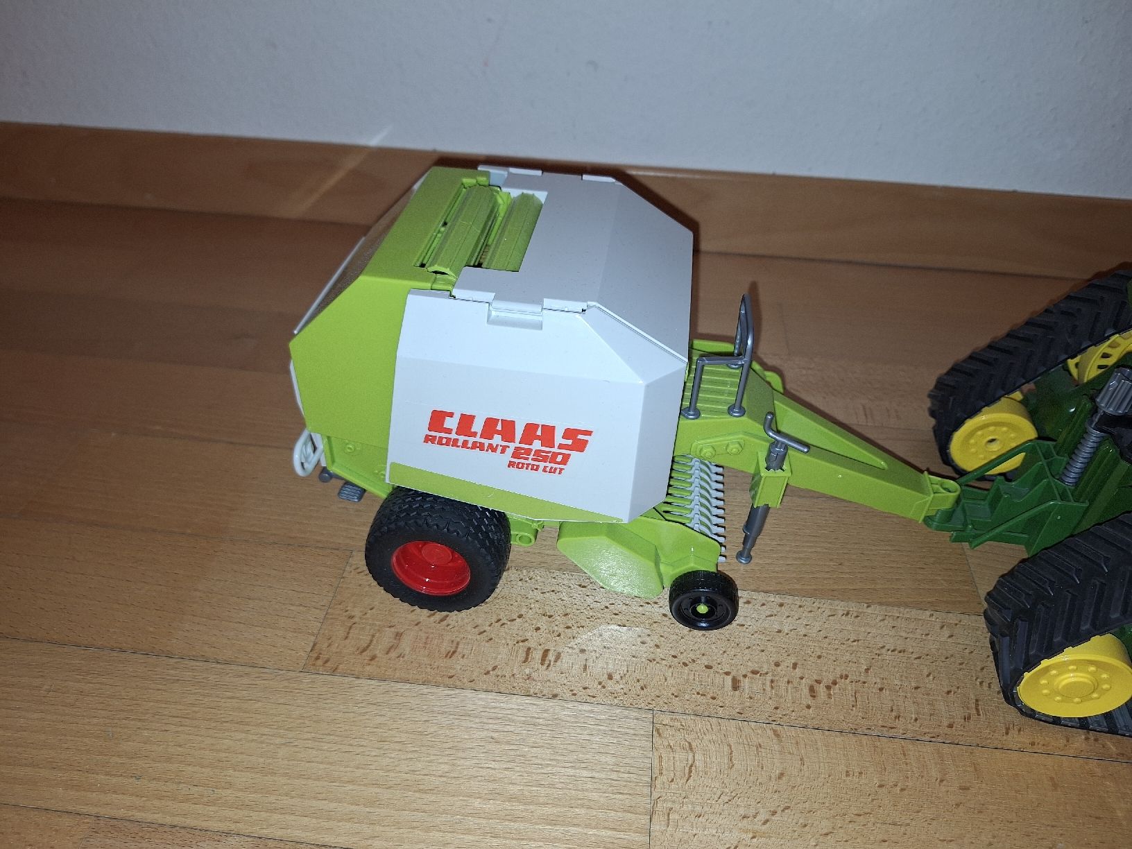 Bruder John Deere mit Raupenlaufwerk & Ballenpresse (Gebraucht) in ...