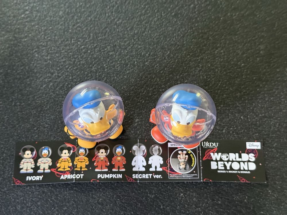 Disney - World Beyond 2x Donald Duck Spaceship (Neu (gemäss ...