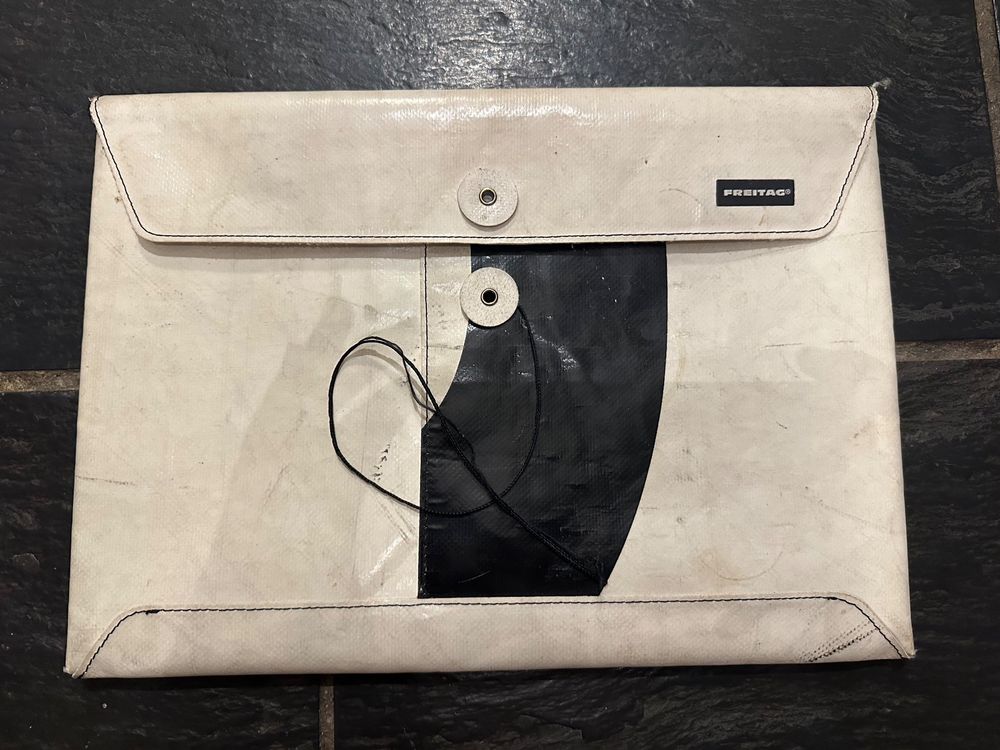 Laptoptasche/Schutzhülle Freitag weiss-schwarz bis 14 Zoll (Gebraucht) in Herrliberg für CHF 45 ...