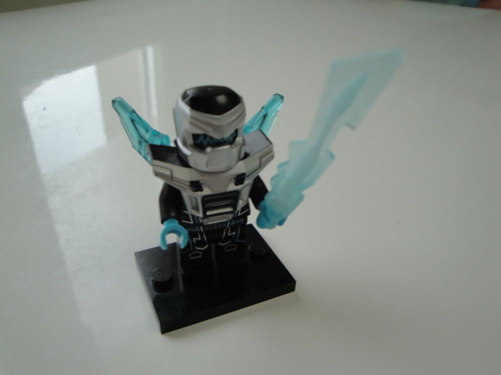LEGO 71011 Minifigur Serie 15 Nr. 11 Laser Mech (Gebraucht) in ...