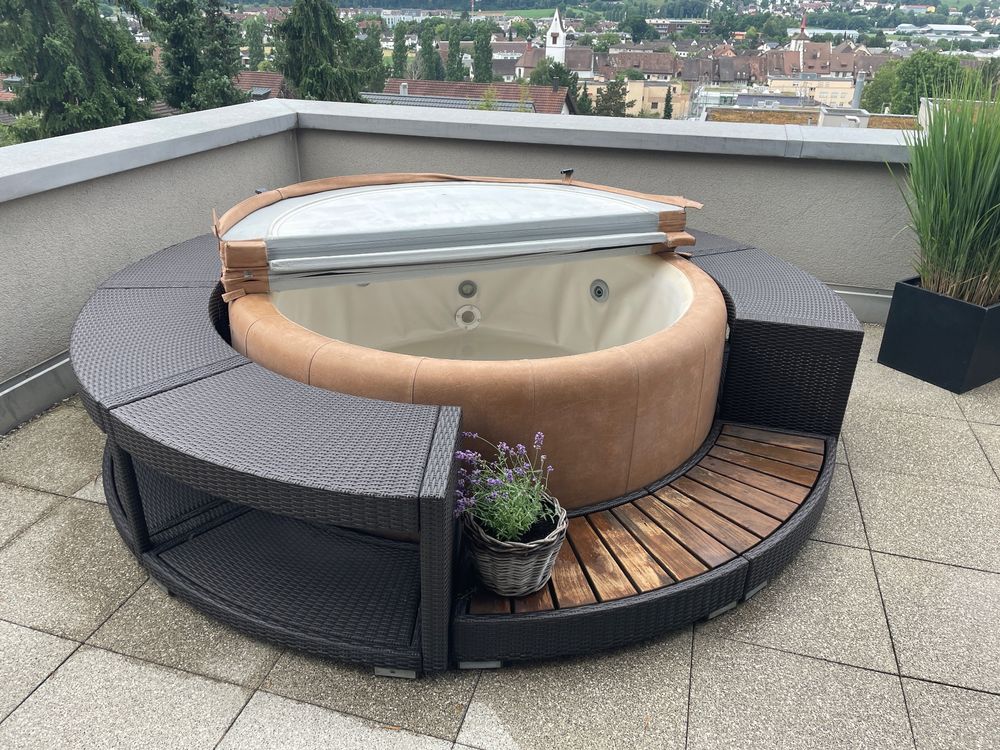 Softub Legend mit Poly-Rattan Umrandung (für 4 Personen). (Gebraucht ...