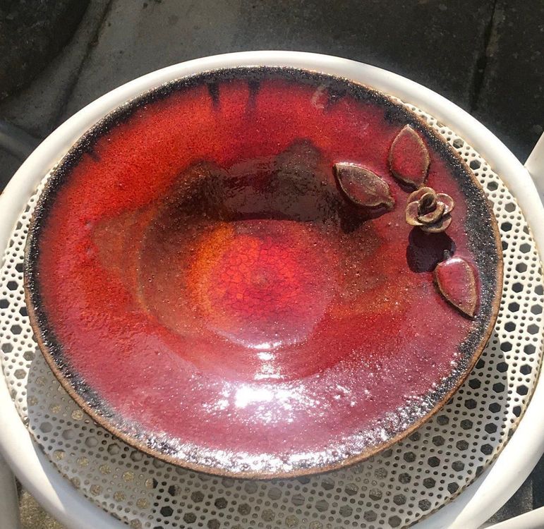 Rote Rosen auf Keramik (Neu (gemäss Beschreibung)) in Oberrohrdorf für CHF 19 – mit Lieferung ...