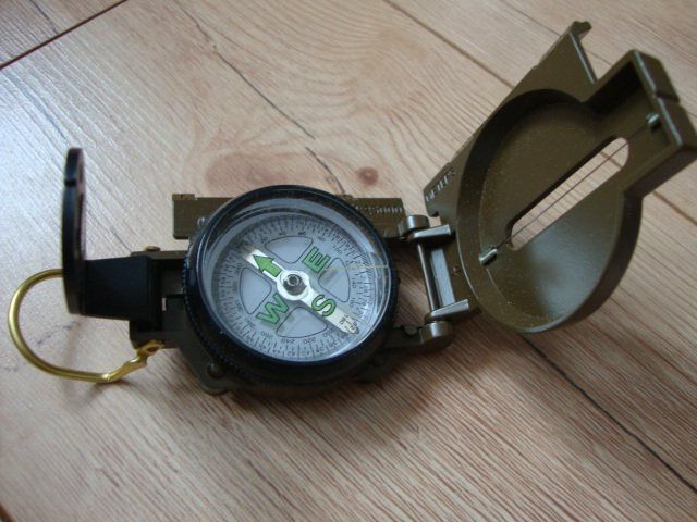 Militär - Kompass mit Flüssigkeitsdämpfung und Sucher | Kaufen auf Ricardo