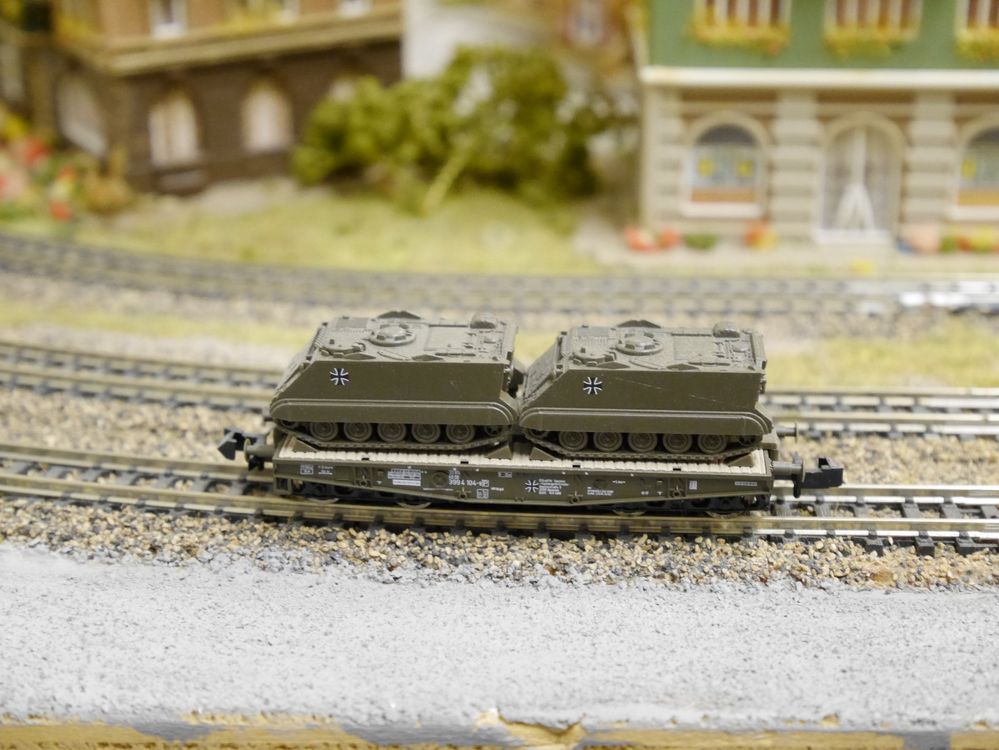 Roco Spur N Güterwagen beladen mit 2 Schützenpanzer. N25597 (Neu und ...