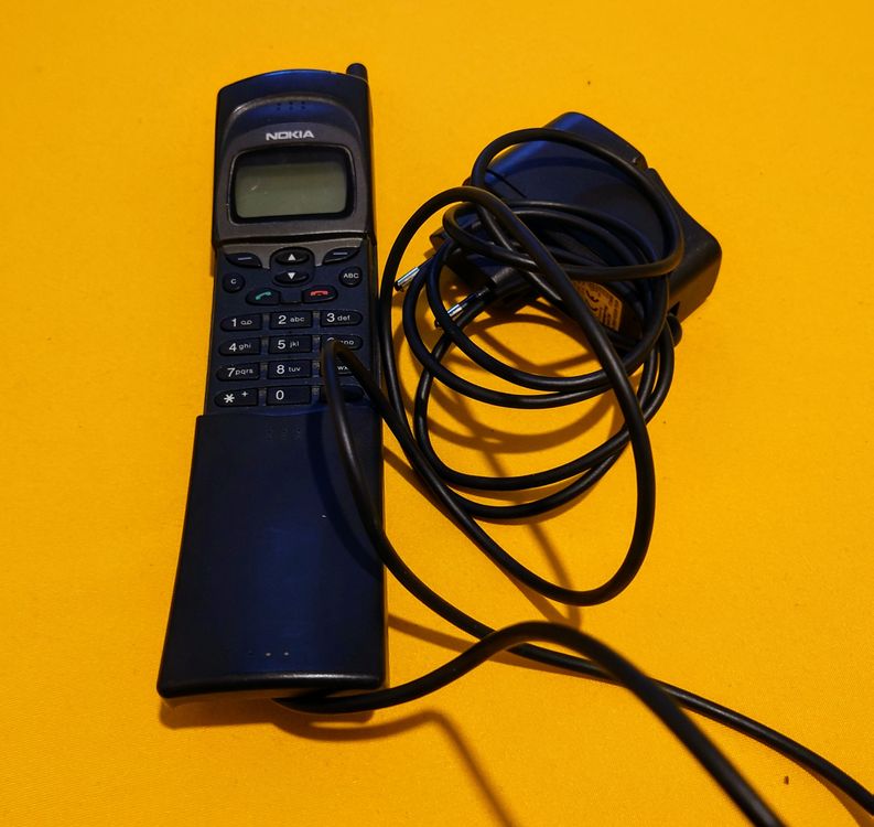 Retro Matrix Nokia 8110 Handy mit Ladegerät (Gebraucht) in Riveo für ...