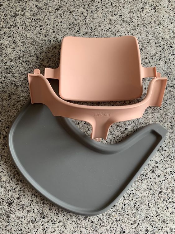 Stokke Tripp Trapp Baby Set in Rosa + Tray Tisch in Grau (Gebraucht) in ...