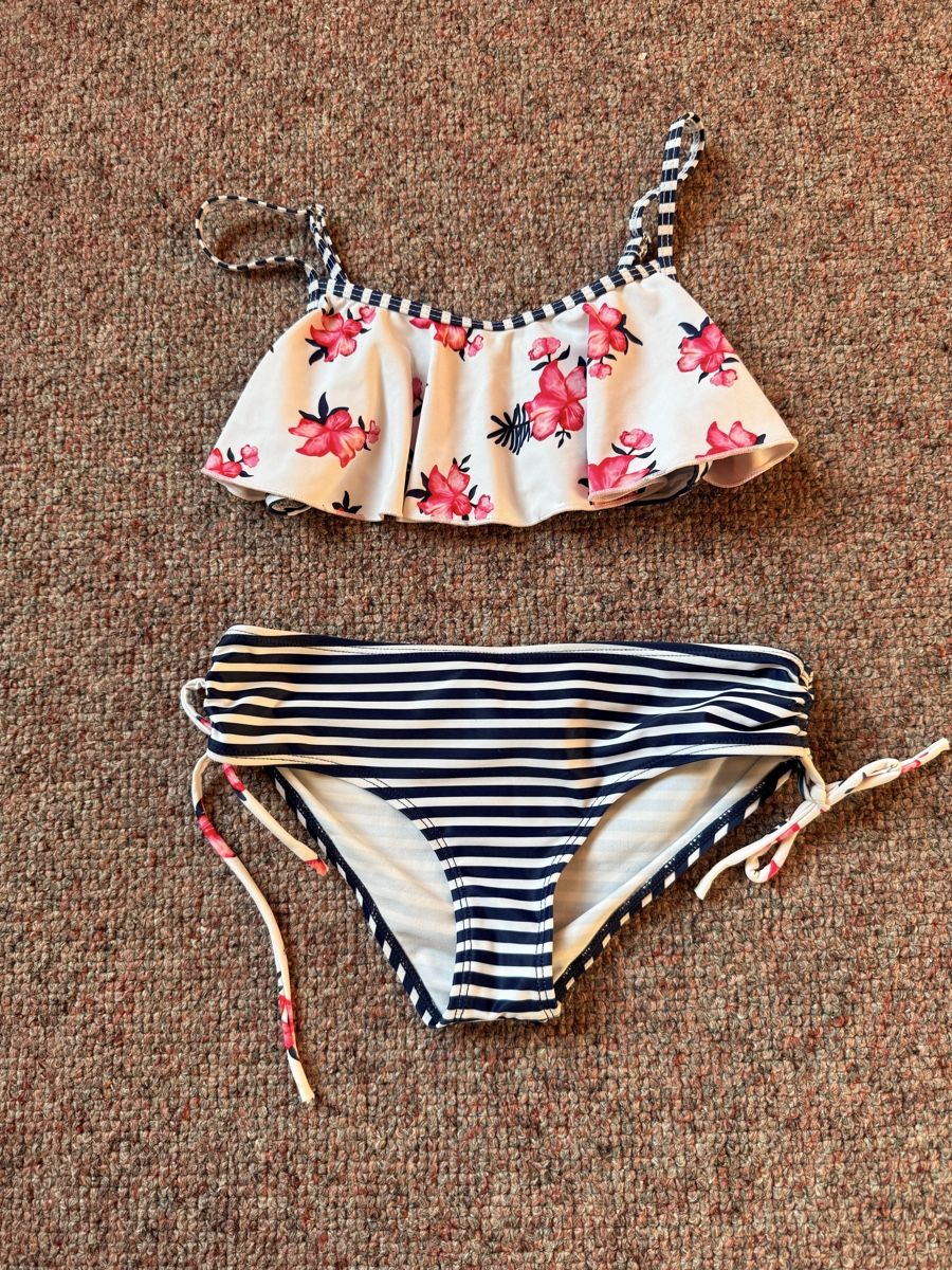 Manor Bikini Gr. 128, gestreift/Blumen, Top Zustand! (Gebraucht) in ...