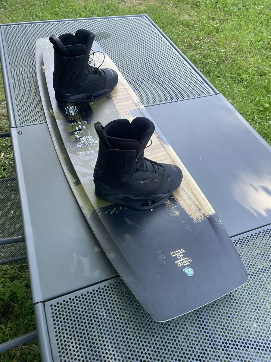 Planche Wakeboard Ronix 143cm Top Notch Pro + Fixations (Gebraucht) in ...