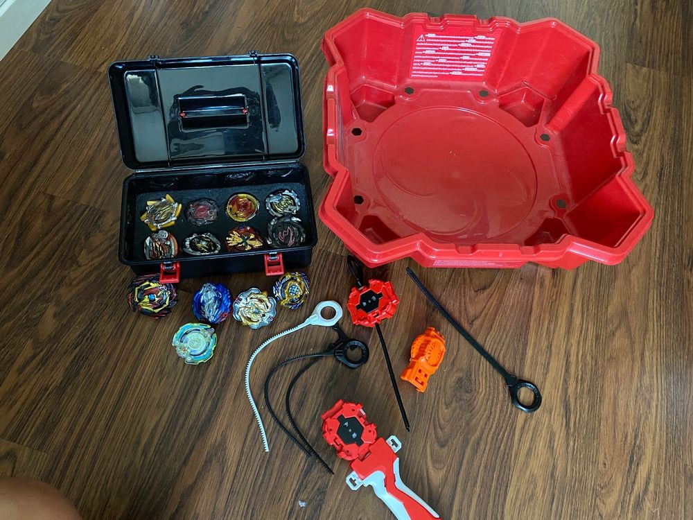 Beyblade Burst Arena mit 13 Beyblades | Kaufen auf Ricardo
