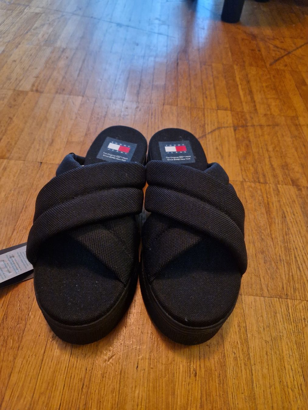 Tommy Hilfiger claquettes noires, neuves avec étiquette! 39 (Neuf (Voir ...