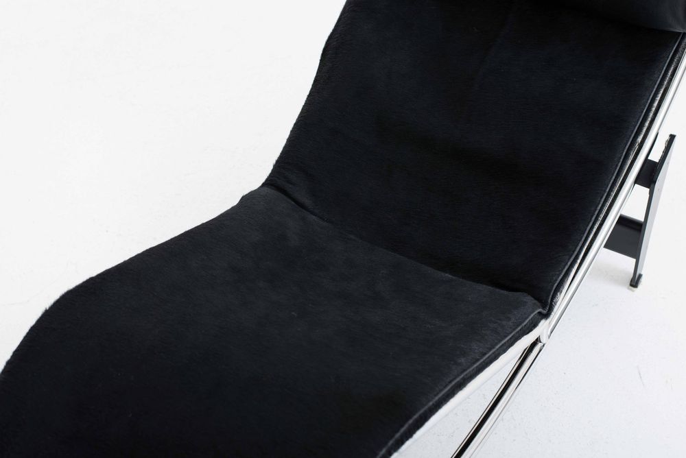 Cassina LC4 Chaise Longue von Le Corbusier - Fell Schwarz (Gebraucht ...
