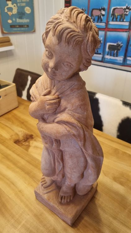 Grosse Terracotta Figur "kleiner Junge" 50cm hoch (Gebraucht) in Reichenburg für CHF 17 – mit ...