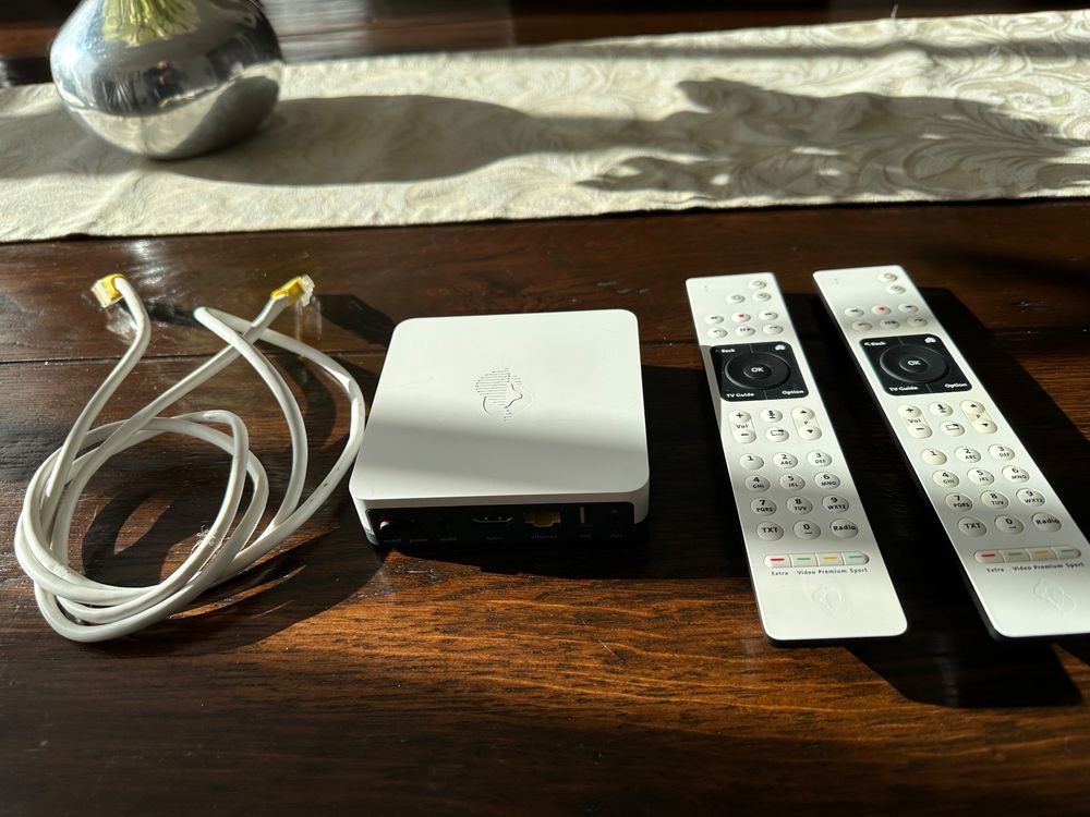 TV-Box mit 2 Fernbedienungen (Swisscom) (Gebraucht) in Adliswil für CHF ...