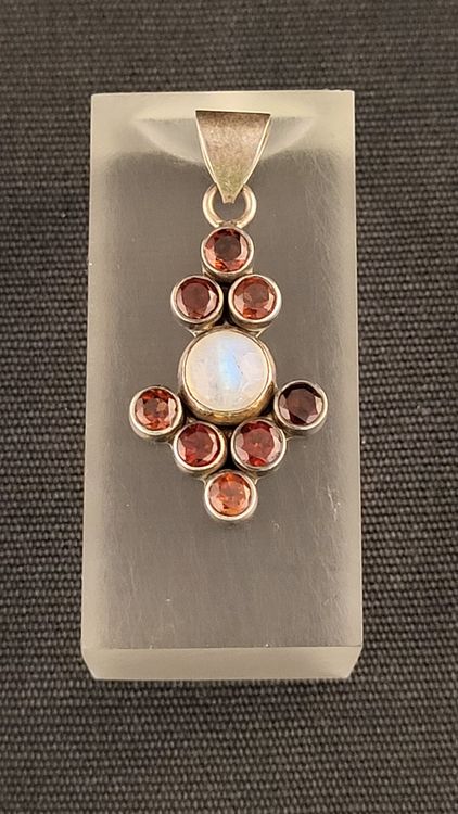 Silberanhänger 925 mit Granat und Labradorit (Gebraucht) in Basel für CHF 24 – mit Lieferung auf ...