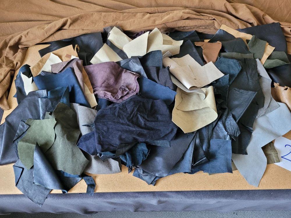diverse Lederresten zum Basteln *feines Leder* 1,6kg N2 (Gebraucht) in Abtwil SG für CHF 11.5 ...
