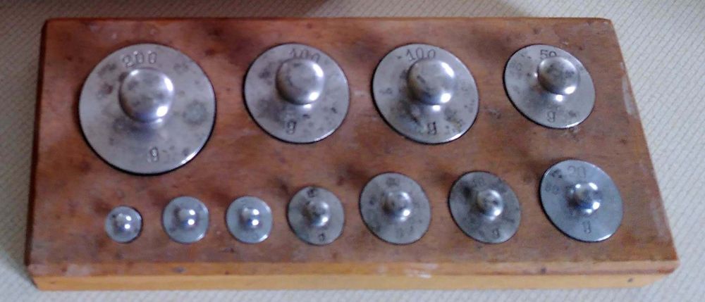 Gewichte im Holzblock, 1gr bis 200gr (total 500gr) | Kaufen auf Ricardo
