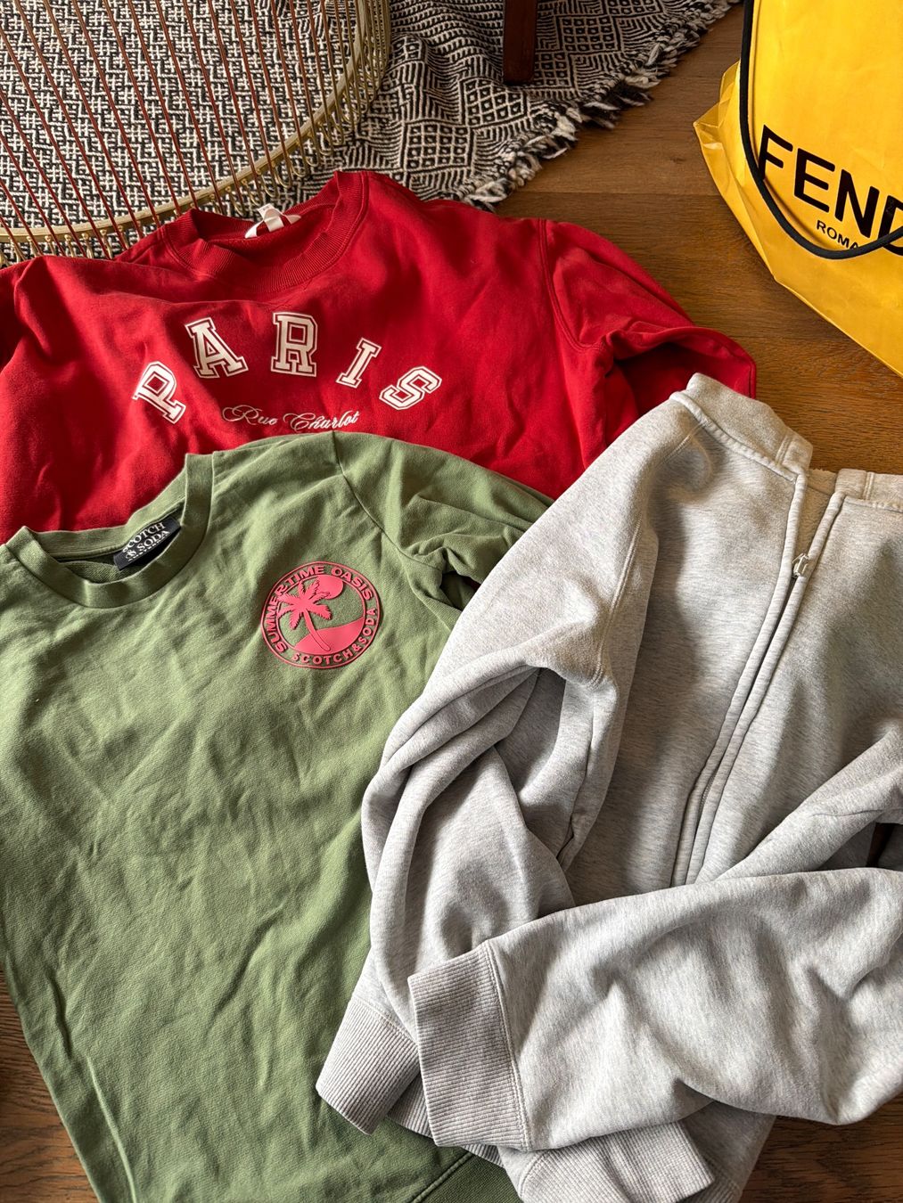 3 Pullis UNIQLO, H&M, scotch&soda Top Zustand GR S/M (Gebraucht) in Schindellegi für CHF 25 ...