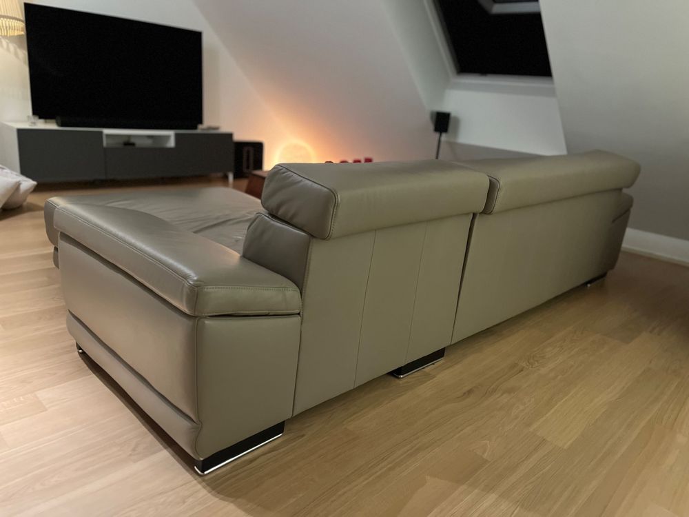 Ledersofa mit Longchair in grau (2,5 Sitzer) | Kaufen auf Ricardo