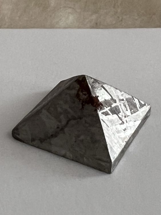 Meteorit ? pyramidenförmig von Marmet Meteorites (Neu (gemäss ...