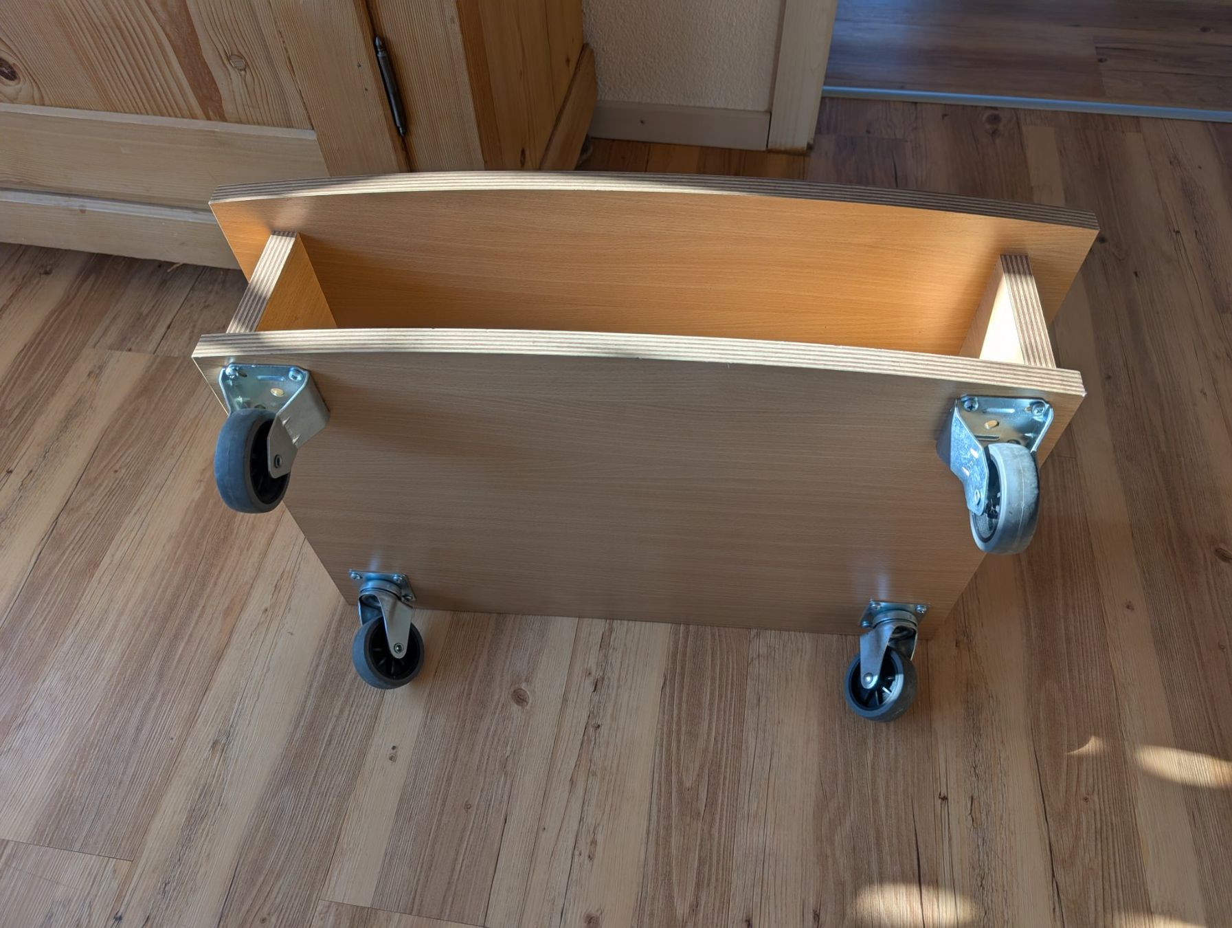 TV-Möbel auf Rollen, Holz, inkl. Kabelöffnung an Ruckwand (Gebraucht ...