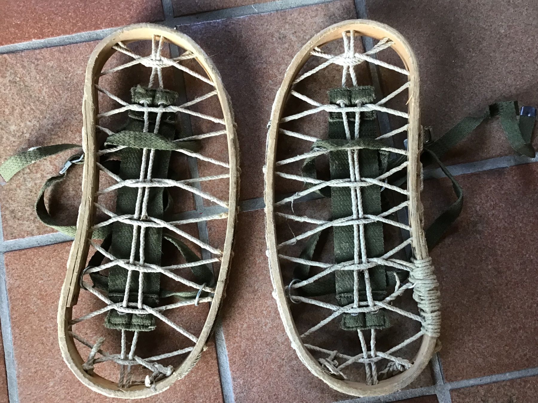 Anciennes raquettes à neige armée suisse complètes (D'occasion) à Fully ...