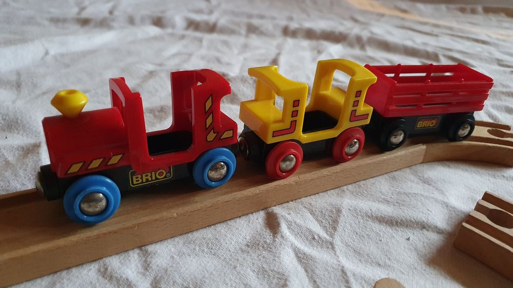 Teile für Brio Holzeisenbahn Schienen 2x Lok Zug Autos (Gebraucht) in ...