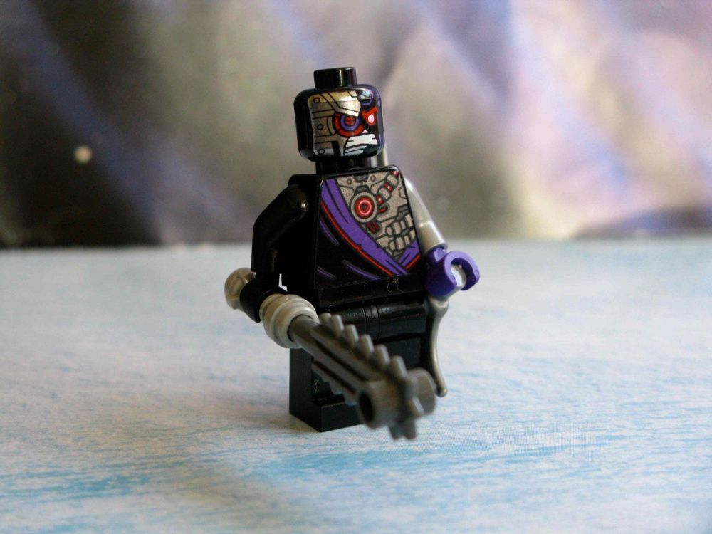 Lego Ninjago Minifigur Nindroid mit Waffen (Neu (gemäss Beschreibung ...