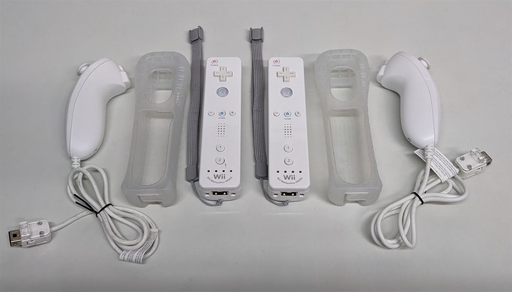 2 Wii Controller mit 2 Nunchucks | Kaufen auf Ricardo