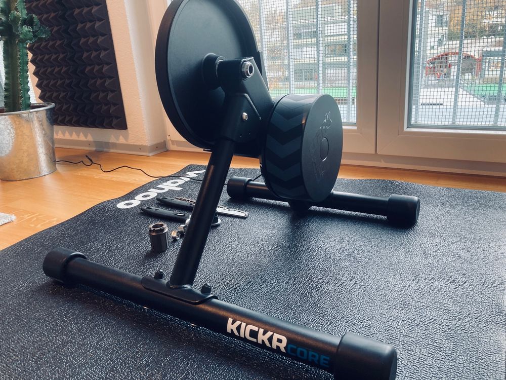 WAHOO KICKR CORE 2021 plus Kickr Table und Kickr Matte + Zub (Gebraucht ...