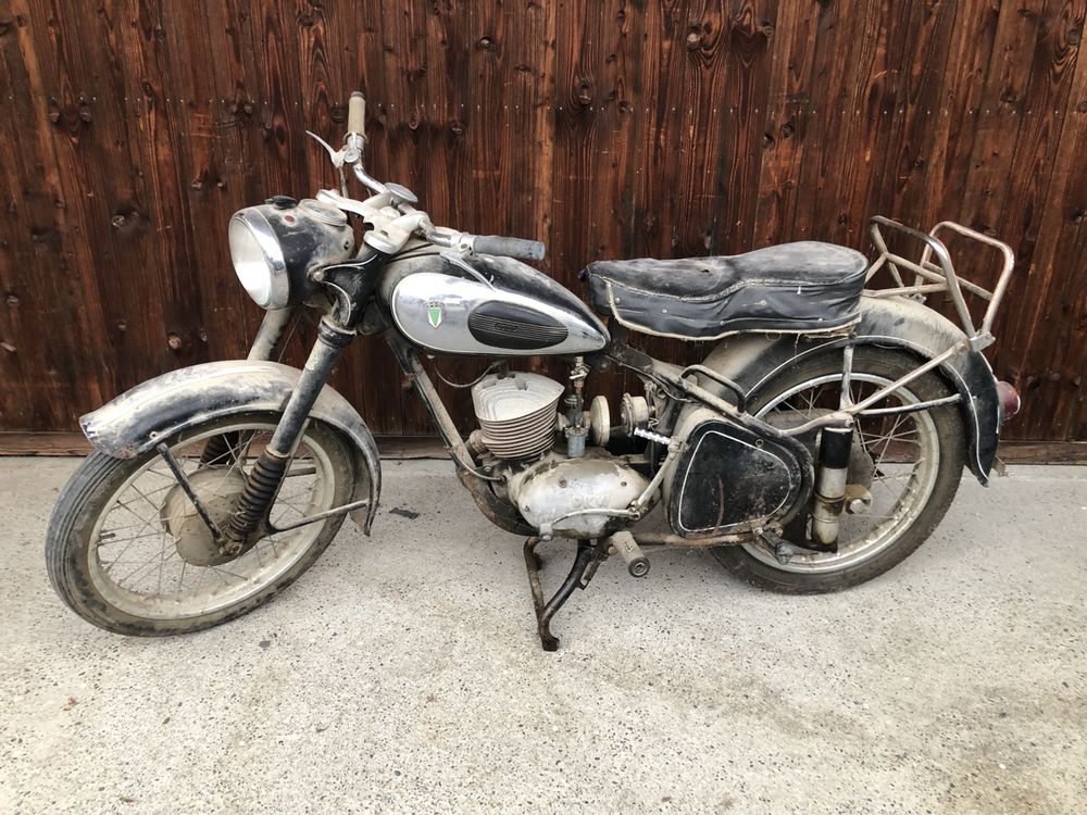 Elegantes Oldtimer Motorrad Scheunenfund Ebenbild