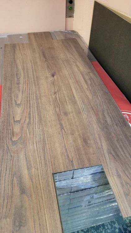 Laminatdielen Nussbaum wasserfeste träger 500 m2 ab Lager (Neu und originalverpackt) in Rothrist ...