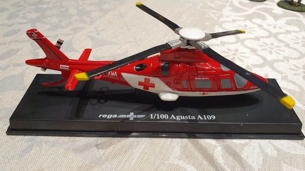 Hélicoptère REGA Agusta A109, 1/100, modèle réduit rare (Neuf (Voir ...