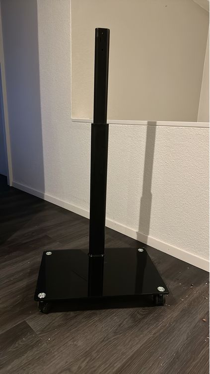 Schwarzer TV Ständer auf Rollen, für mobilen Fernseh (Gebraucht) in ...