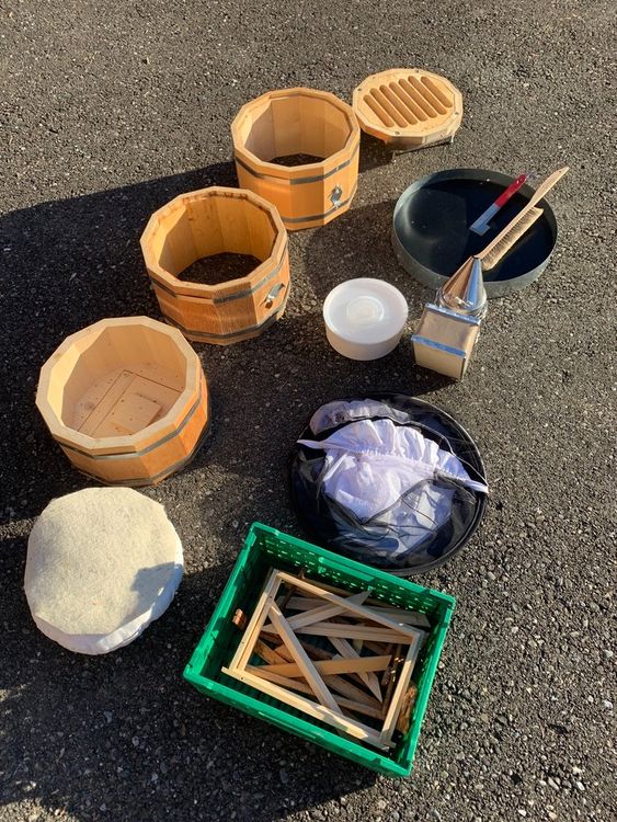 Waldlicht Bienenbeute komplettes Set mit Imker Zubehör (Gebraucht) in ...