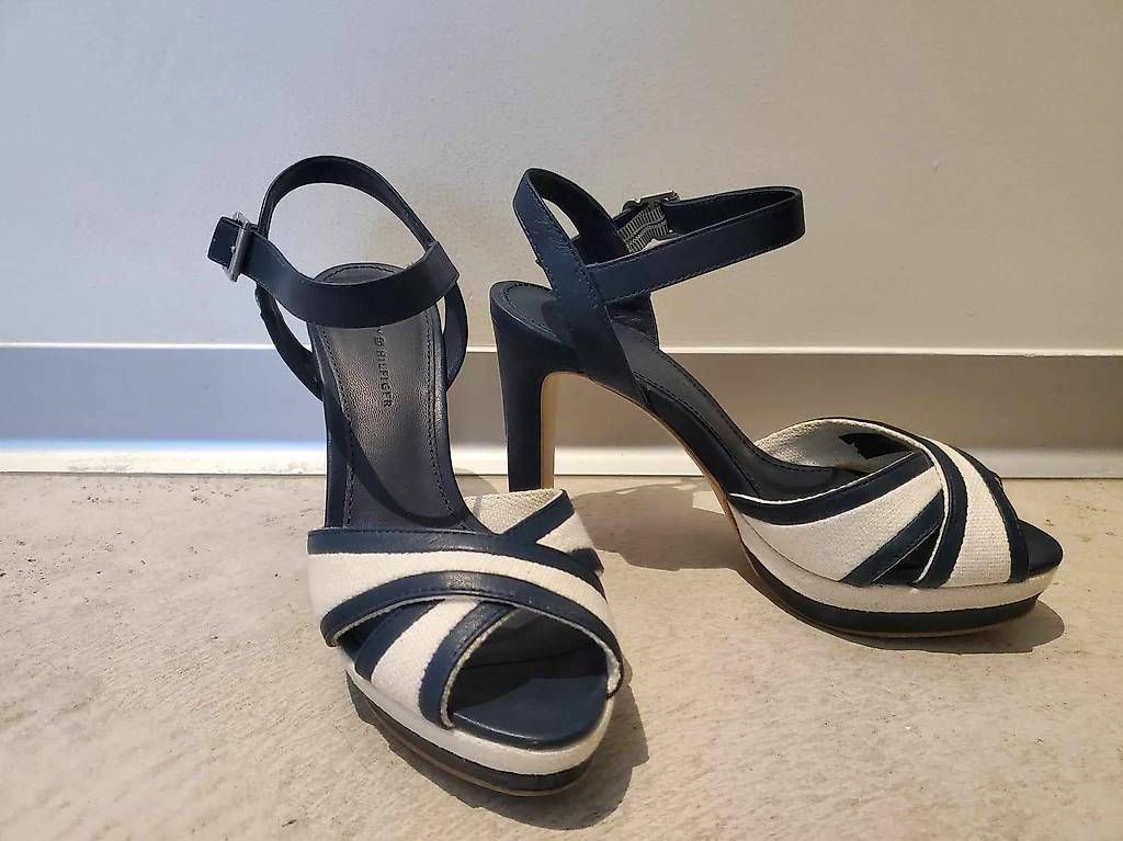 Esquarpins Tommy Hilfiger (D'occasion) à Bernex pour CHF 20 – avec ...