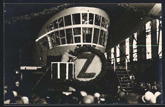 Frau gibt eine Rede vor der festlich ges (Gebraucht) in Berlin für CHF ...