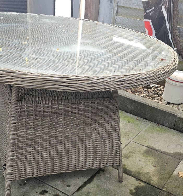 Table de jardin ronde en rotin avec plateau en verre (D'occasion) à ...