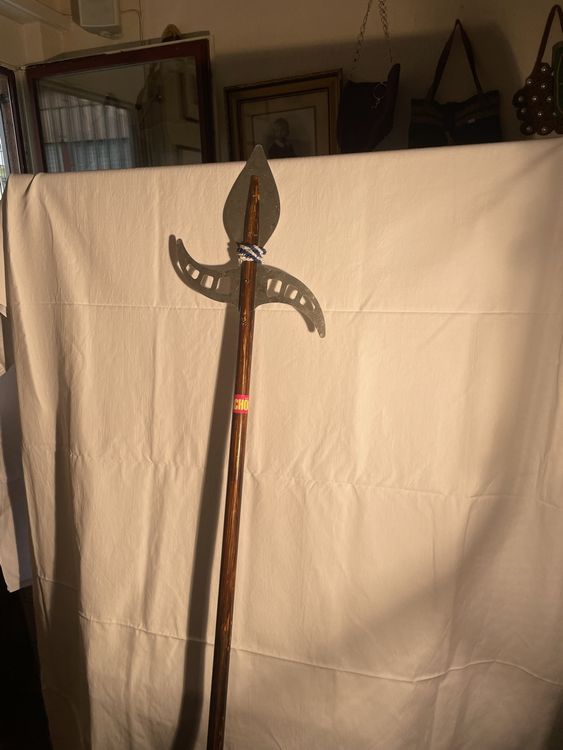 Hellebarde aus Holz und Metall | Kaufen auf Ricardo