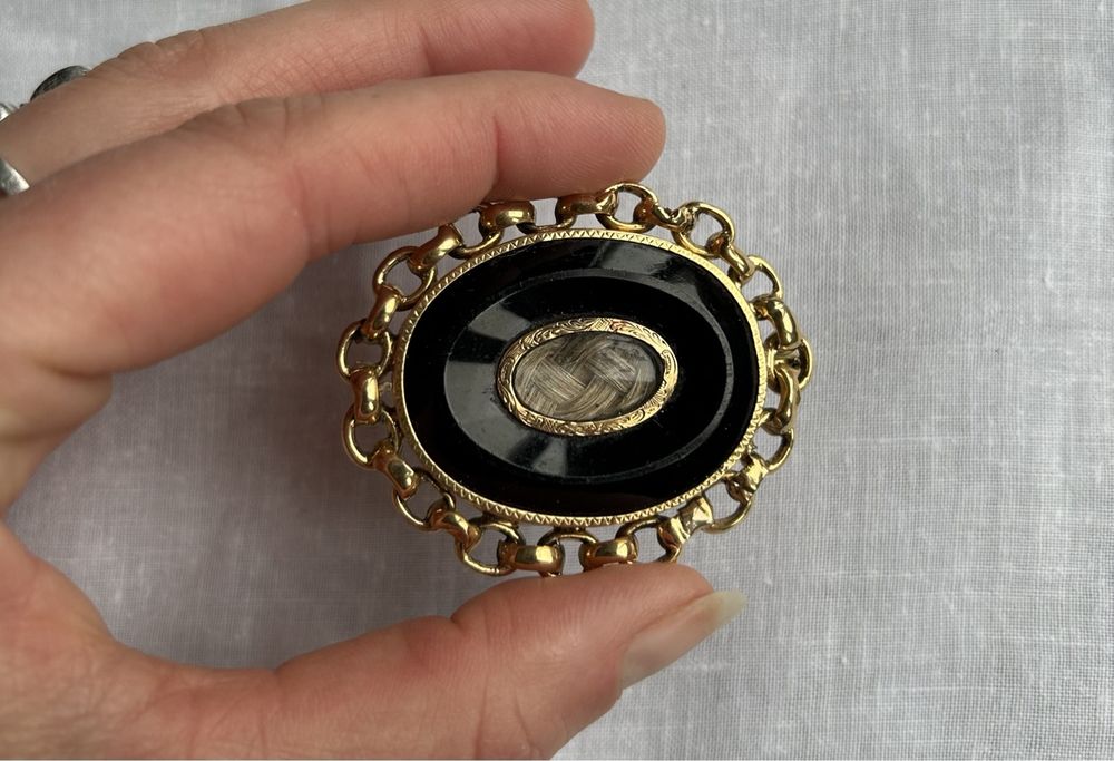 Alte Brosche mit Haar (Gebraucht) in Birsfelden für CHF 50 – mit ...