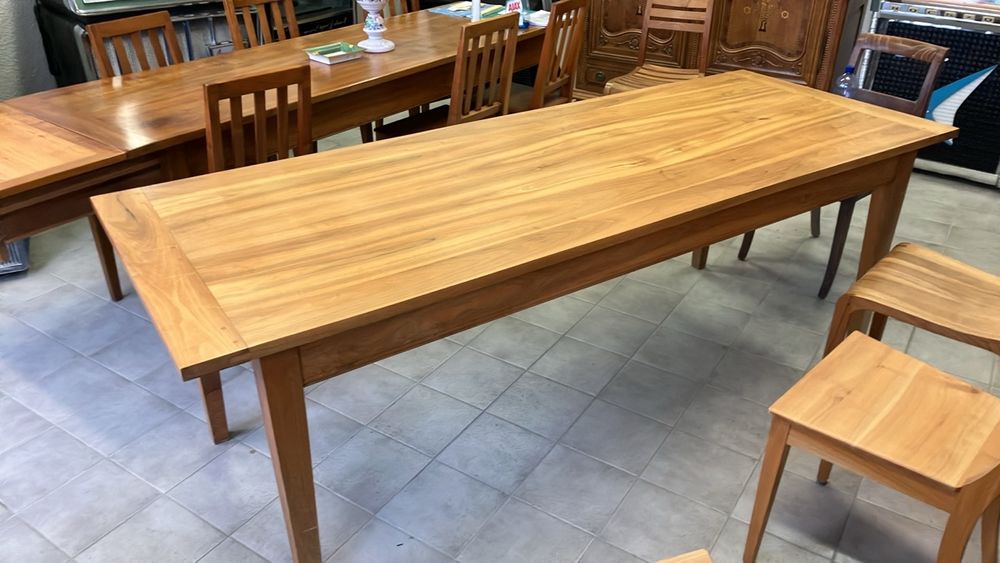 Table en bois massif, idéale pour les repas d'hiver! (D'occasion) à ...